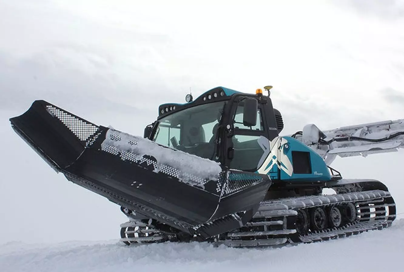 Prinoth (Sterzing, Italy). Isa sa mga nangungunang tagagawa sa mundo ng mga kagamitang pang-agrikultura, kagamitan sa pag-log, pagmimina ng mga all-terrain na sasakyan at snow groomer. Sa ngayon, ang lineup ng kumpanya ay may kasamang 7 magkakaibang modelo. Ang nasa larawan ay isang Prinoth New Bison X na may Caterpillar C9.3 engine.