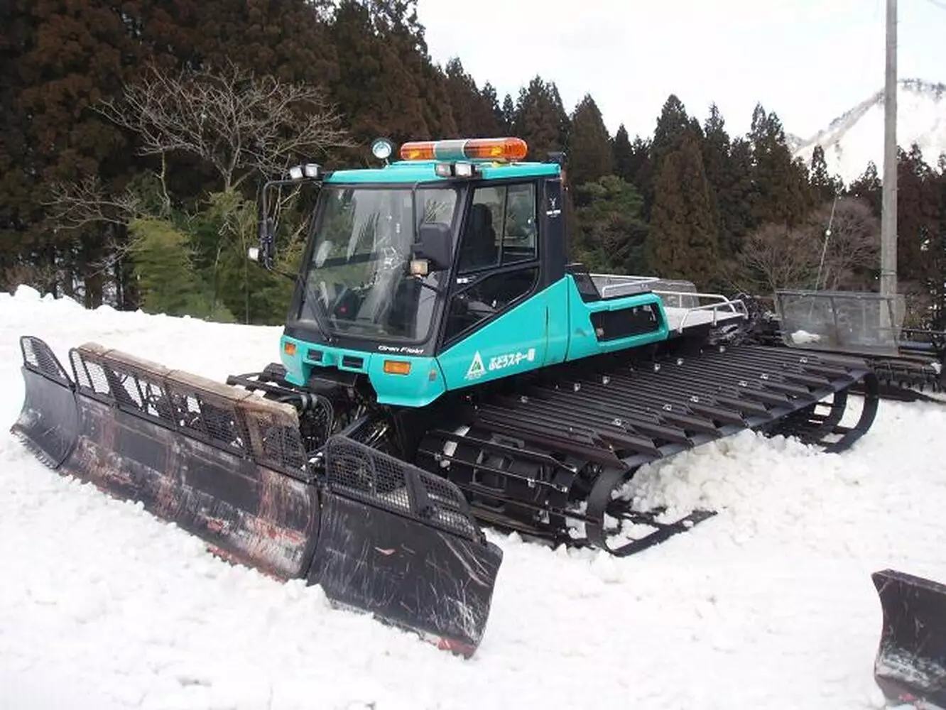 Ohara (Niigata, Jepang). Sebuah perusahaan Jepang yang memproduksi peralatan pengolahan limbah, generator, peralatan produksi minyak dan gas, dan - tiba-tiba - pembersih salju dan kendaraan segala medan Arktik. Hanya ada tiga model di barisan kucing salju. Dalam foto adalah Ohara DF430 (DF singkatan dari Deer Forte, Strong Deer) yang ditenagai oleh engine Caterpillar C13.