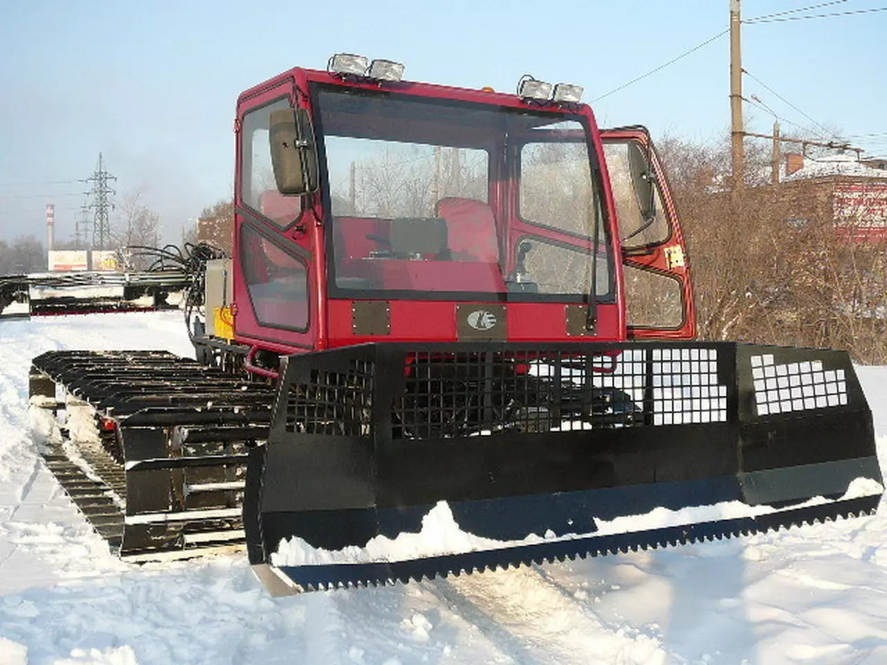 "SnezhMa" (Chelyabinsk, Rusland). 'n Maatskappy wat toerusting vir ski-oorde maak - hysbakke, sneeukappers en sneeuversorgers. Daar is drie modelle van sneeu groomers in die lyn, in terme van eienskappe en kwaliteit, Chelyabinsk, in beginsel, is nie minderwaardig aan buitelandse eweknieë nie, behalwe dat die ontwerp eenvoudiger en minder gemaklik is. Die foto wys die SnezhMa-model SM-210M met - verbasend genoeg - die Wit-Russiese dieselenjin D-260.7.