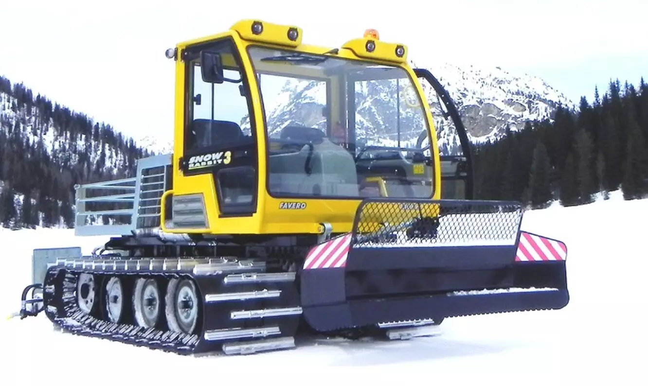 Favero Lorenzo (Trevignano, Italy). Hindi masyadong malaki, ngunit kilala sa buong mundo na Italyano na tagagawa ng mga snowmobile at snow groomer. Mayroon kaming kilalang trademark na Favero Lorenzo Snow Rabbit, isa sa mga pinaka-compact at budget na snowcats sa merkado. Mayroon lamang dalawang modelo sa linya, sa larawan - Favero Lorenzo Snow Rabbit 3 na may Kohler KDI3404T-SCR engine.