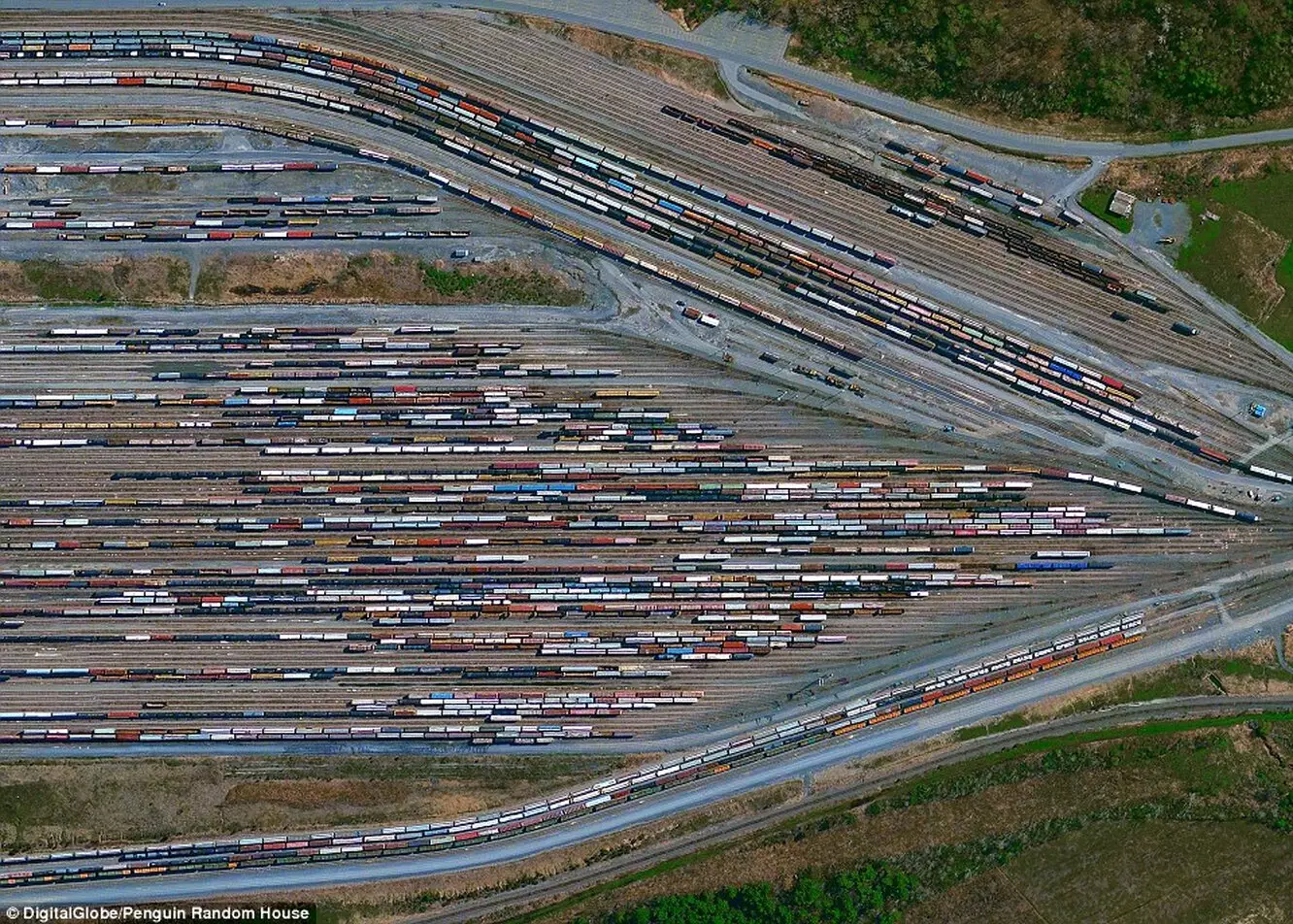 Los trenes de carga se paran a la entrada de Albany, Nueva York. Desde aquí, los cargamentos se envían a través del Atlántico. Los sistemas automatizados pasan más de 3.000 vagones al día.