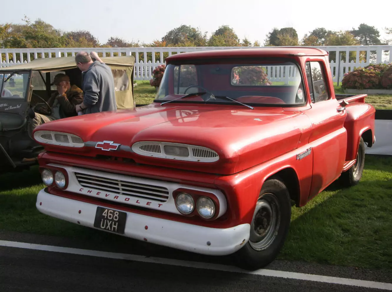 Chevrolet C/K - ang unang pickup truck na may independiyenteng suspensyon ng gulong sa harap, 1960. Hanggang 1960, ang mga pickup truck ay eksklusibong mga trak at gumamit ng mga solidong ehe para sa mga gulong sa harap at likuran. Nakatulong ito para sa mabibigat na karga, ngunit limitado ang kontrol. Ang Chevrolet ang unang naglunsad ng mga pickup truck nito na may independiyenteng suspensyon ng gulong sa harap, na tinalo ang kompetisyon sa pamamagitan ng isang taon.