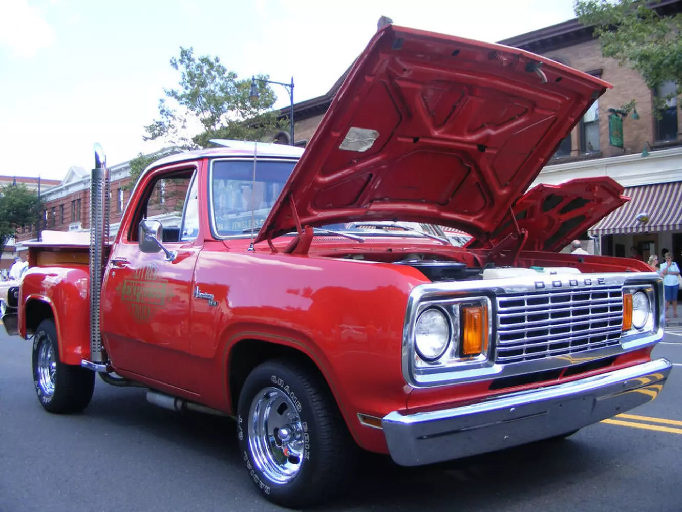 Dodge Lil Red Express - a primeira pickup de muscle car, 1978-1979. Os fabricantes de camionetas xa estaban tentando fornecer os seus modelos con potentes motores, pero Lil Red Express subiu o listón ao ceo. Motor de 225 CV e un aspecto incrible deron a este coche a reputación de ser o primeiro muscle car entre as pickups.