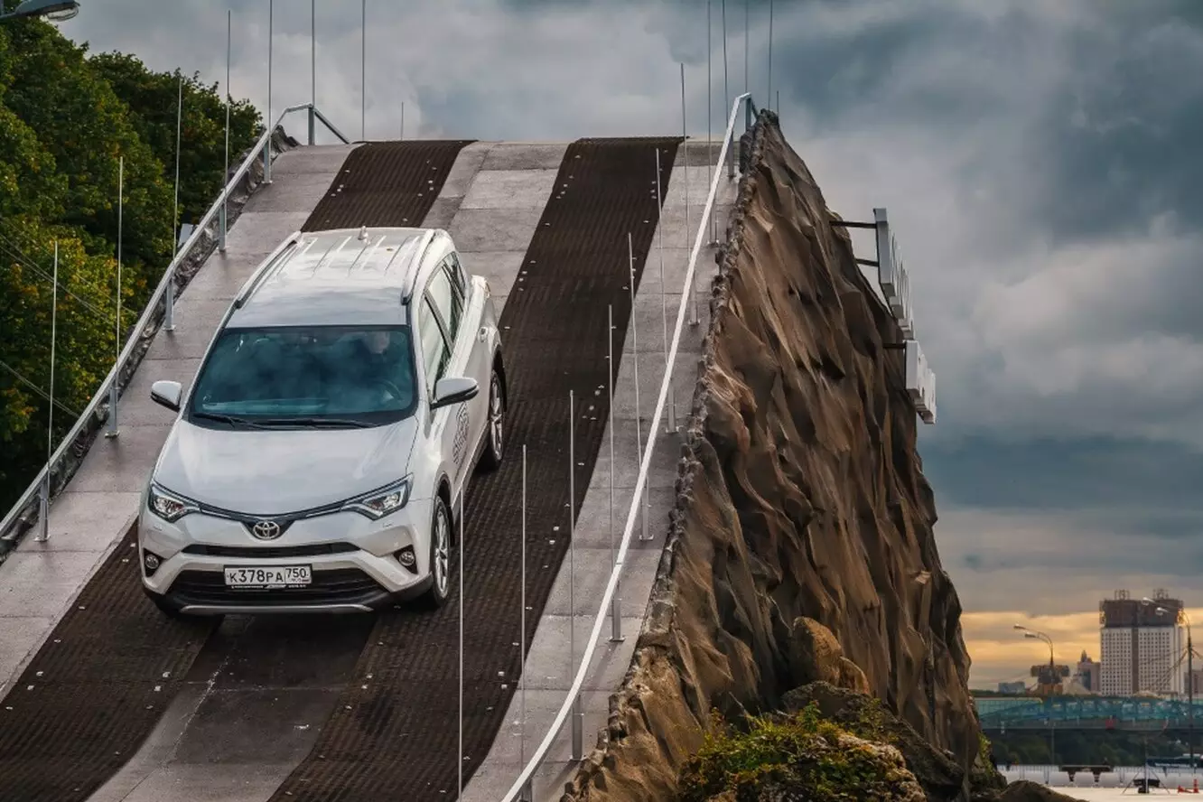 7 metri deasupra normei: un Toyota RAV4 de testare unic