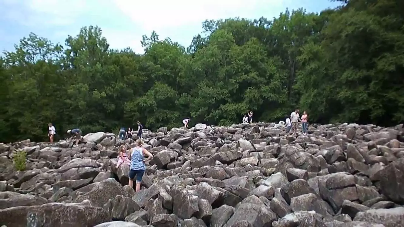 Ringing Rocks Park (บัคส์เคาน์ตี้, เพนซิลเวเนีย) ที่ด้านบนสุดของเนินเขาเป็นพื้นที่ที่เต็มไปด้วยหินประหลาดที่ไม่ทราบที่มา หากคุณตีพวกมันจะทำให้เสียงเหมือนเสียงท่อโลหะมากกว่า สาเหตุของปรากฏการณ์นี้ยังไม่เป็นที่ทราบแน่ชัด