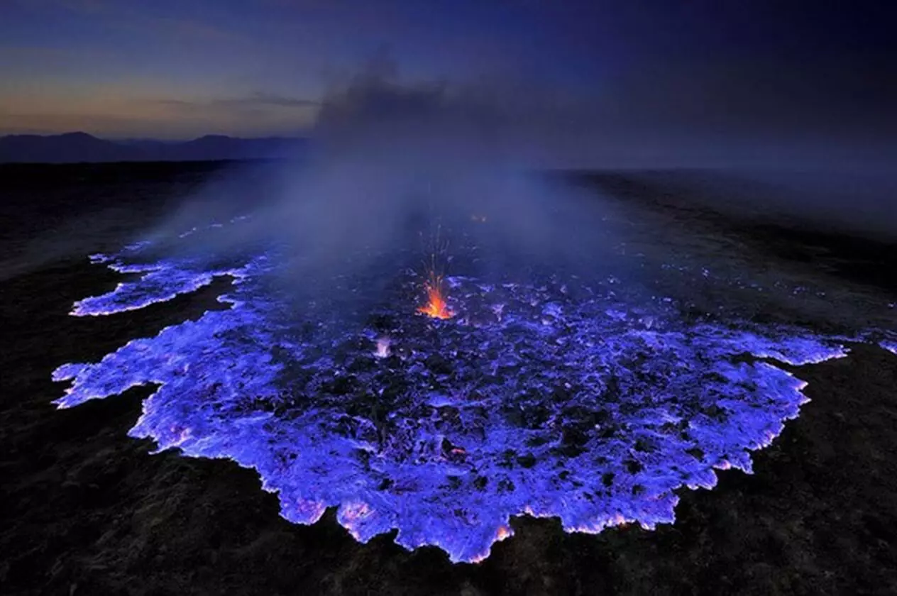 イジェンは青い溶岩を伴う火山です。より正確には、二酸化硫黄が発火する場所に青い液体硫黄があります。その後、気体は凝縮して液体になり、山の斜面を流れ落ちます。中毒にならないように、科学者や写真家は火山を訪れる際に防毒マスクを着用しますが、それでも定期的に火山を観察しに来ます。