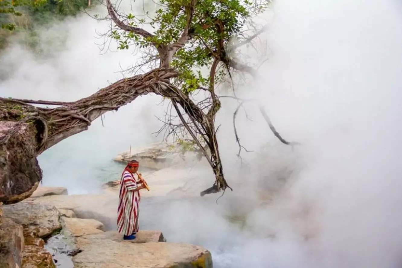 Forróban lévő folyó. Az Amazonas trópusain, Peruban egy kis folyó 6,4 km hosszan folyik. Természetes forrásban lévő, 91°C-os vízzel van feltöltve! A folyókat általában vulkánok melegítik fel, de a legközelebbi 700 km-nél közelebb található. Van egy elmélet, amely szerint a vizet a föld alatt geotermikus tevékenység melegíti fel, és ez egyedülálló eset. A folyót Andres Ruzo perui felfedező fedezte fel, ma még egy egyedi tározó külön védelmére is van projekt.