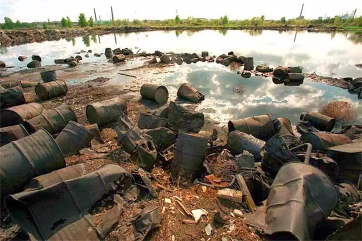 Danau Karachay mangrupikeun danau anu paling radioaktif di dunya. Sahenteuna, éta dugi ka 26 Nopémber 2015, nalika éta lengkep mothballed - ditutupan ku taneuh taringgul jeung blok beton. Tapi nepi ka waktu éta, awak cai di wewengkon Chelyabinsk, dipaké saprak 1951 pikeun nyimpen runtah radioaktif (jeung sahenteuna sakali garing nepi dina prosés), éta deadly.