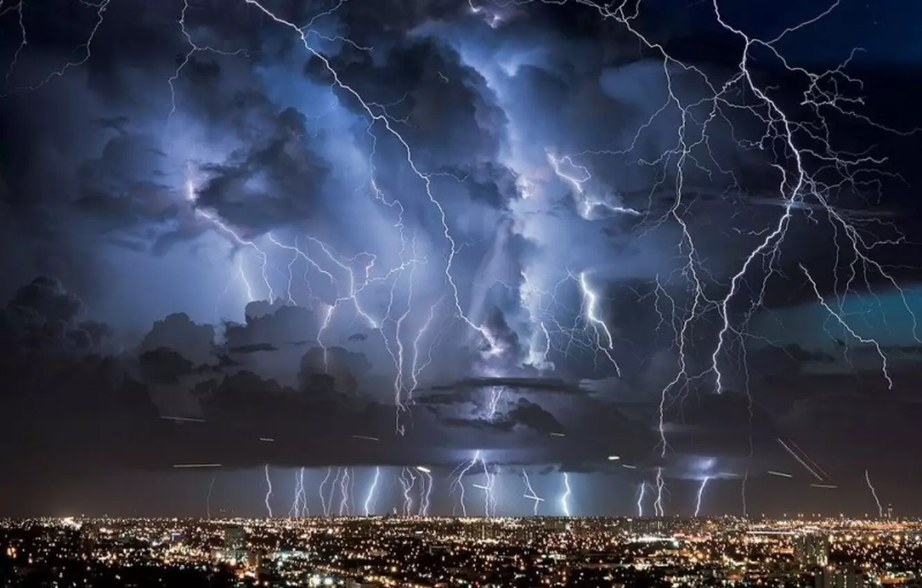 Villám Catatumbo. Nyugat-Venezuelában, ahol a Catatumbo folyó a Maracaibo-tóba ömlik, örökké tartó zivatar tombol. Pontosabban, szinte örök - évente akár 260 zivataréjszaka, akár napi 10 óra és percenként akár 28 villámlás. Talán ez a környező hegyek formájának köszönhető, amelyek a meleg szeleket az Andok hideg szeleihez irányítják. És mindezt egy közeli olajmező metánja táplálja.