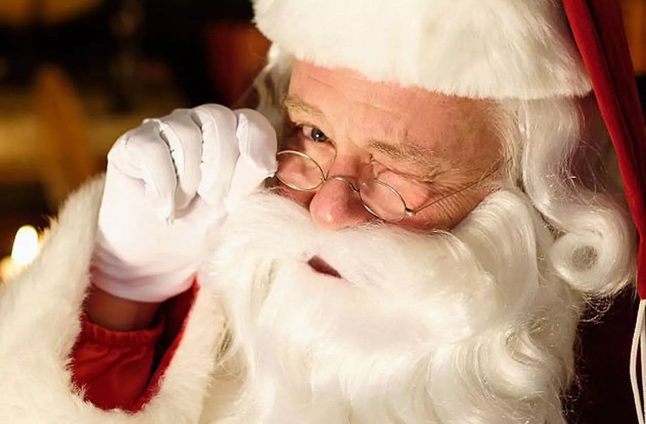 Nagsagawa ng masusing pag-aaral ang mga Danish scientists kung saan mismo sa katawan ng tao nagtatago ang diwa ng Pasko. Kinapanayam nila ang 20 tao mula sa iba't ibang kultura, bago pag-aralan ang kanilang mga reaksyon sa mga larawan, cookies at mga ilaw ng Pasko. Ang konklusyon ay ang diwa ng Pasko ay wala sa puso, ngunit nasa utak, ang precentral gyrus, ang premotor cortex, ang superior at inferior na parietal lobules, at ang pangunahing somatosensory cortex.