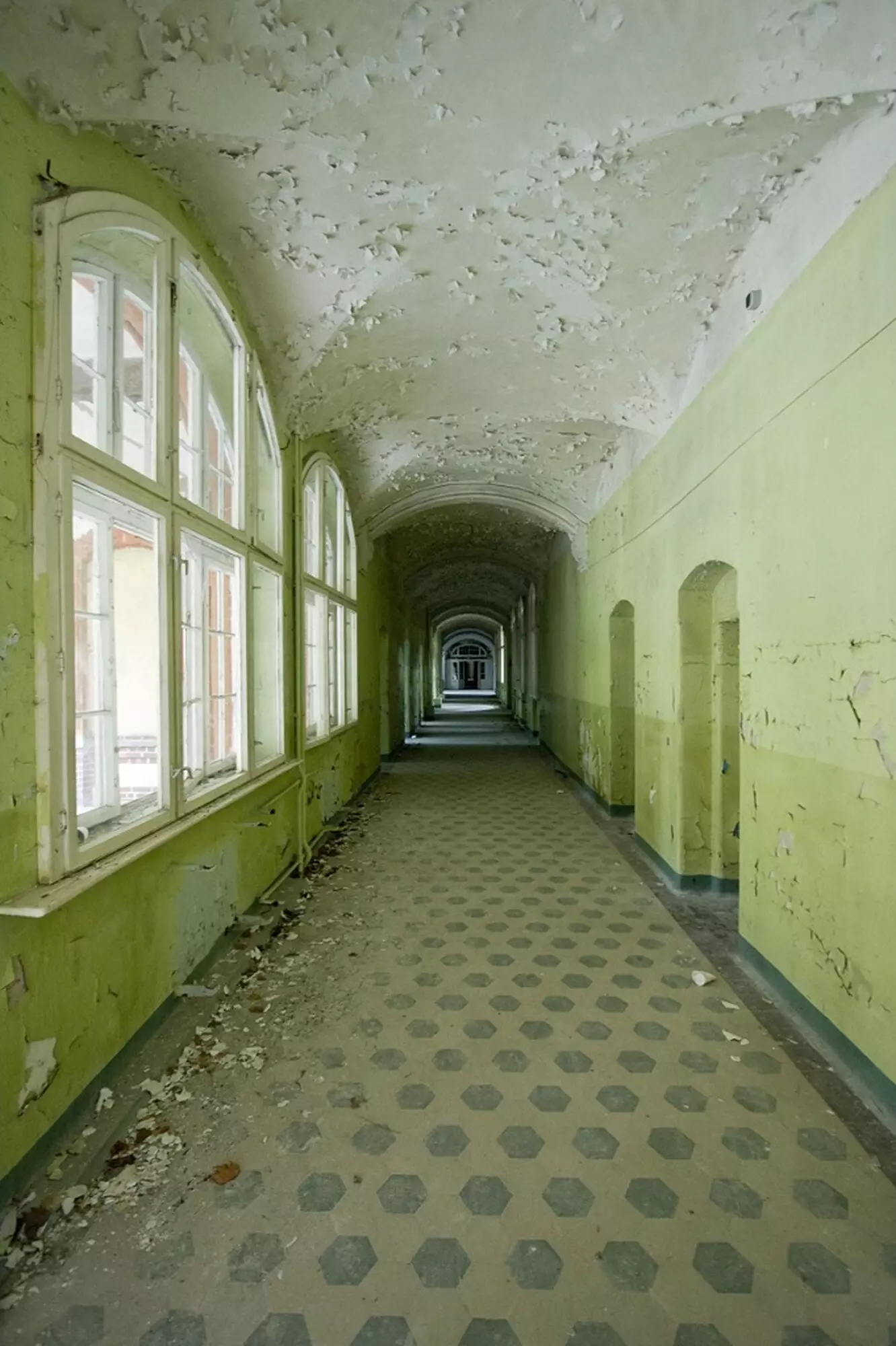 Abandoned hospital 30212_9