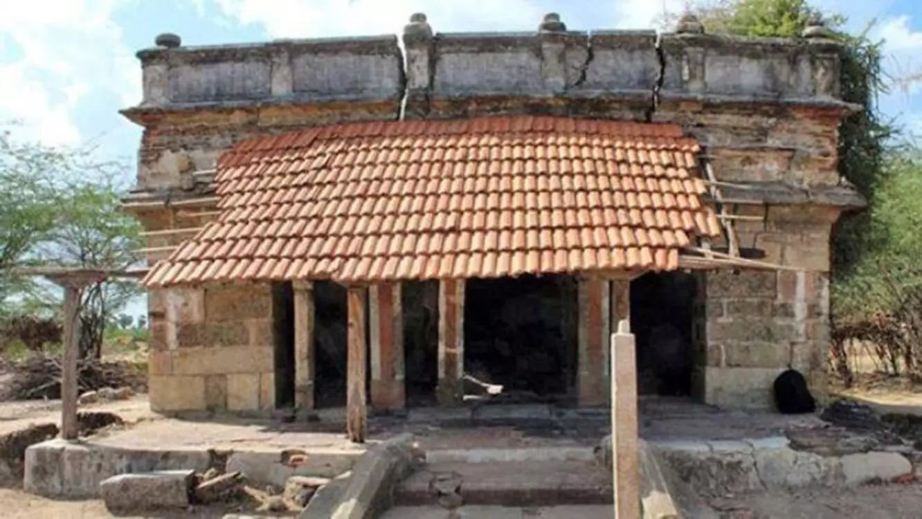 Grupa indijskih učitelja koji vole arheologiju, predvođena V. Rajaguruom, otkrila je savršeno očuvan drevni džainistički hram u šumi u julu 2016. godine. Zgrada, iako davno opljačkana, još uvijek je arhitektonsko čudo 9. vijeka. Hram se sastojao iz tri dijela - unutrašnjeg svetilišta, mantapame (terasa za ceremonije) i dvorišta sa zastavom.