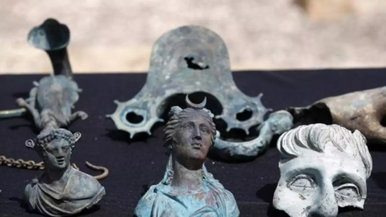 Maja sta dva amaterska arheologa raziskovala potopljeno ladjo ob obali Izraela in naletela na kip, ki je ležal na dnu. Sprva temu niso pripisovali nobenega pomena, potem pa so odkrili druge najdbe - številne redke skulpture, vaze, svetilke in druga dela iz obdobja starega Rima! Ladja, ki so jo našli, se je potopila blizu pristanišča v Cezareji in tam ležala približno 1700 let.