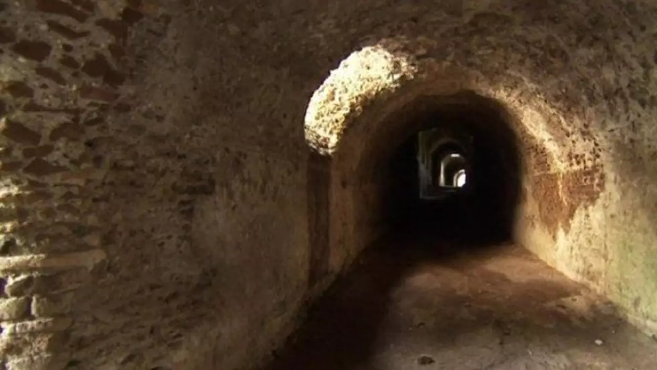 Imperatorius Adrianas, valdęs Romą nuo 117 iki 138 m., po savo valda iškasė milžinišką požeminių tunelių tinklą. Jie buvo atrasti padedant archeologų mėgėjų grupei tik prieš trejus metus. Struktūros greičiausiai buvo naudojamos vergams perkelti, tačiau kai kurių naujai atrastų sekcijų vaidmuo vis dar yra paslaptis. Galbūt ten Adrianas surengė slaptus susitikimus arba tiesiog ilsėjosi vienas.