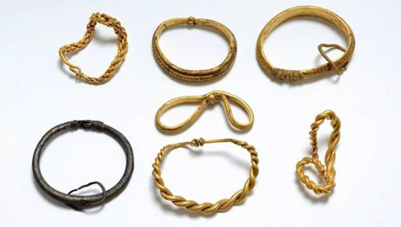 Tembolok emas terbesar, dipercayai milik Viking abad ke-9, ditemui di Denmark baru-baru ini. Penemuan seberat 900 gram itu mengandungi beberapa gelang tangan dan milik seorang bangsawan. Terdahulu, pada tahun 1911, rantai emas seberat 67 gram ditemui dalam bidang yang sama, kemungkinan besar milik koleksi barang kemas yang sama.