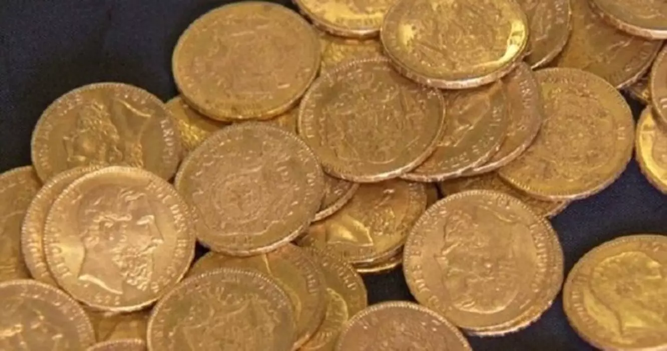 Pravi zaklad v zlatih kovancih, vreden 65 tisoč dolarjev, je bil preprosto zakopan pod drevesom v severni Nemčiji, odkril pa ga je amater. Nekoč je bil del nemških zlatih rezerv in je bil najverjetneje ukraden. Zaklad je mešanica francoskih, belgijskih, italijanskih in avstro-ogrskih kovancev iz obdobja od 1831 do 1910.