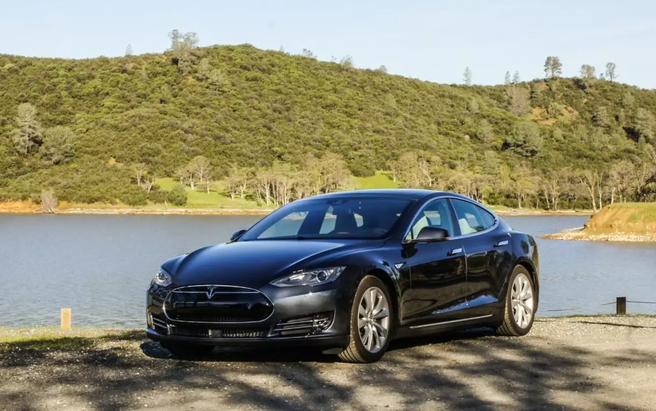 د Tesla ماډل S 90D. په حقیقت کې، دا یوازې د P85D یو پرمختللی ماډل دی، مګر دا خورا ښه پایلې ښیې. له 0 څخه تر 100 پورې په 2.8 ثانیو کې د 257 کیلومتره فی ساعت لوړ سرعت سره د سیډان لپاره یوه اغیزمنه لاسته راوړنه ده. برسېره پردې، د جینوا موټرو شو 2016 کې، ښه شوی ماډل یوازې په 2.6 ثانیو کې 100 کیلومتره فی ساعت ته سرعت ورکړ.
