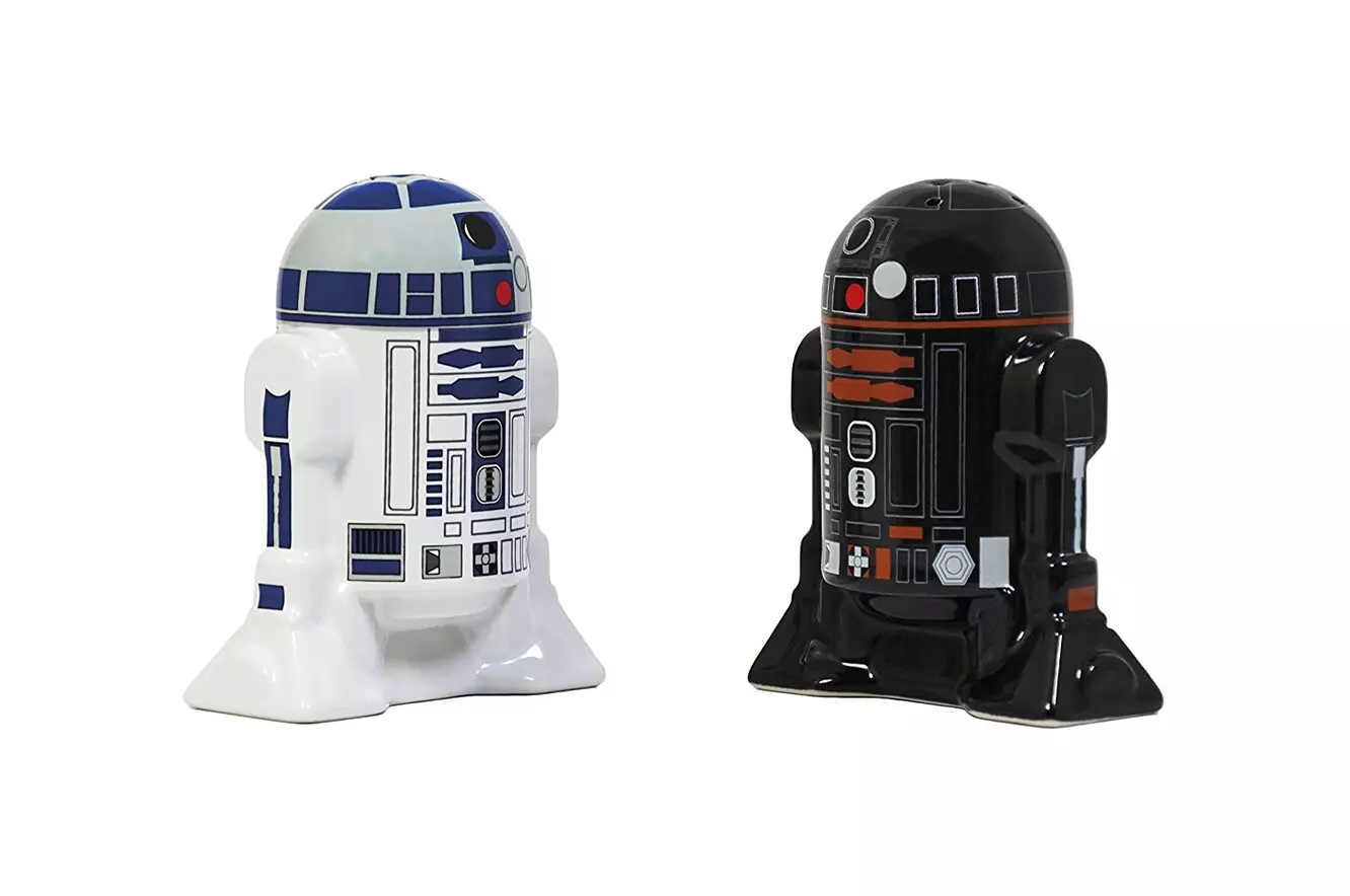 Salt and pepper shaker Star Wars Droid Salt & Pepper Shakers. Kini nagrepresentar sa kahayag ug ngitngit nga bahin sa R2-D2.