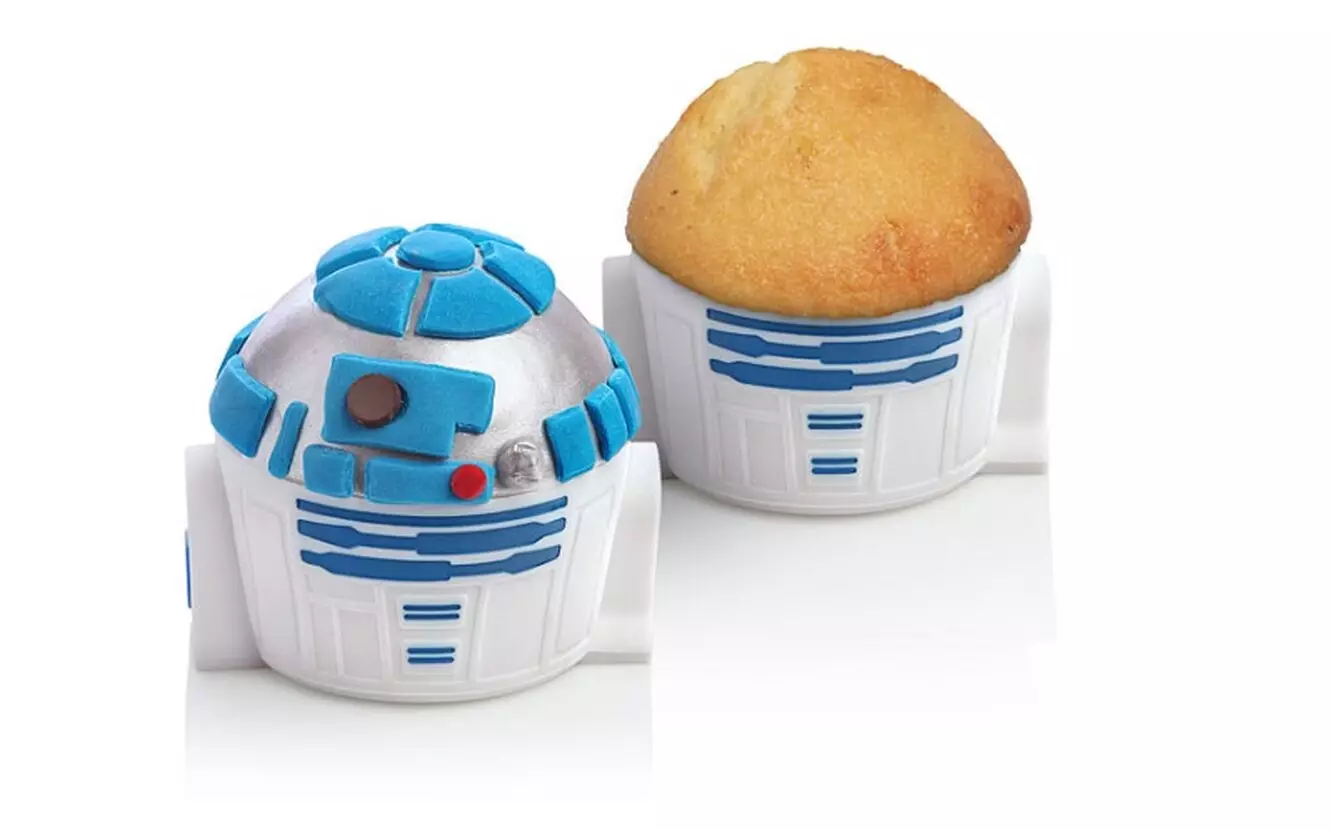 Star Wars R2-D2 Cupcake Pan. Dili, siyempre, makahimo ka og cupcake sa usa ka regular nga tasa. Apan mas bugnaw ang paghimo niini sa usa ka espesyal. Dugang pa, aron ang mga sumbanan sa usa ka tasa ug usa ka cupcake nga magkauban usa ka tibuuk nga robot.
