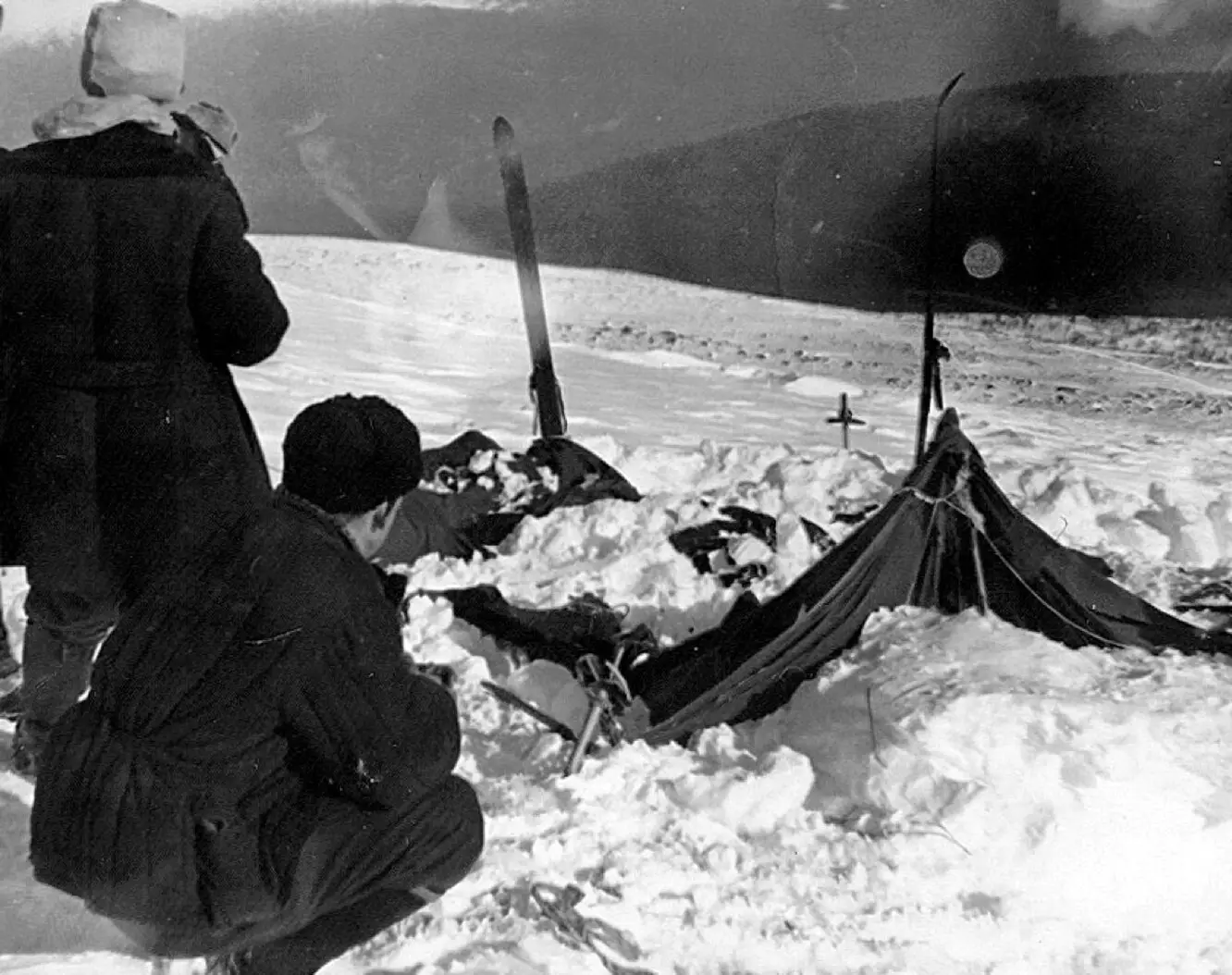 Et velkendt fotografi af Dyatlovite-teltet, taget af redningsfolk i 1959. Det er muligt, at snestykkerne lige under det faldne telt er fragmenter af en sneplade, der faldt ned en skæbnesvanger nat