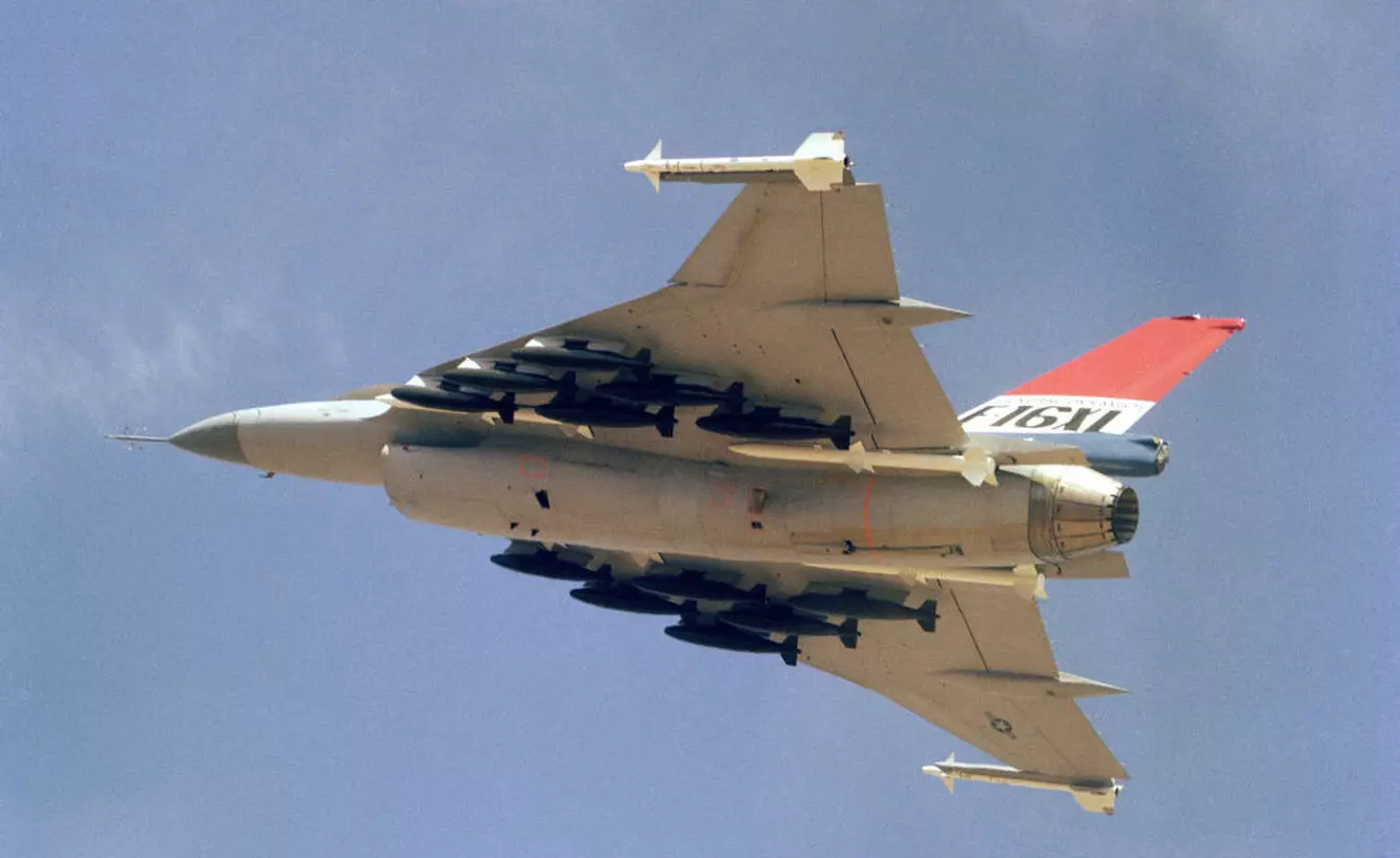 General Dynamics F-16XL, 1982. Lai aizstātu F-111, bija nepieciešama lidmašīna, kas spēj nodrošināt smagu uguns atbalstu. Pamatojoties uz F-16, bet ar modificētu spārnu formu, lai izturētu lielāku svaru un saglabātu stabilitāti lielā ātrumā un zemā augstumā. To pārspēja F-15E ar diviem dzinējiem līdz vienam un atkal divu cilvēku komanda.