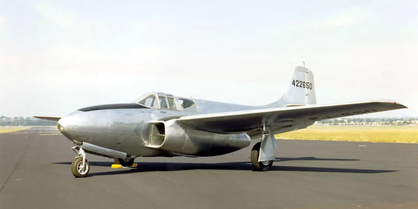 Bell P-59 Airacomet, 1942. gads. Pirmais ASV reaktīvais iznīcinātājs, nedaudz apsteidzis savu laiku. Tas sasniedza ātrumu 660 km / h 10 km augstumā, bet paātrinājās lēni, nevarēja pārvadāt pietiekami daudz ieroču, turklāt dzinējs nebija visuzticamākais. Rezultātā visi izveidotie P-59 tika izmantoti tikai pilotu apmācībai, nevis kaujā.