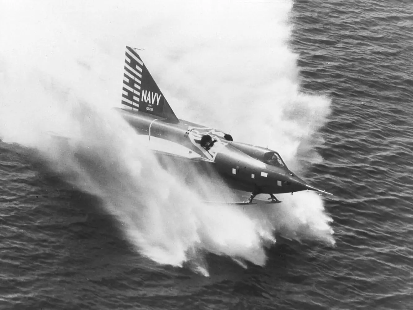 Convair XF2Y Sea Dart, 1953. Jet fighter seaplane ishiri isingawanzoitiki kunyange pakati pezvirongwa zvakakundikana. Tichifunga nezvekubudirira kwakaita ndege dzemugungwa dzeJapan mukati meHondo Yenyika II, US yaida kugadzira mhinduro yayo yepamusoro. Maiwe, iyo prototype yakashaya simba uye kugadzikana, uye kunyangwe nekubudirira kutyora chinovhara ruzha, chirongwa chakamiswa muna 1957.