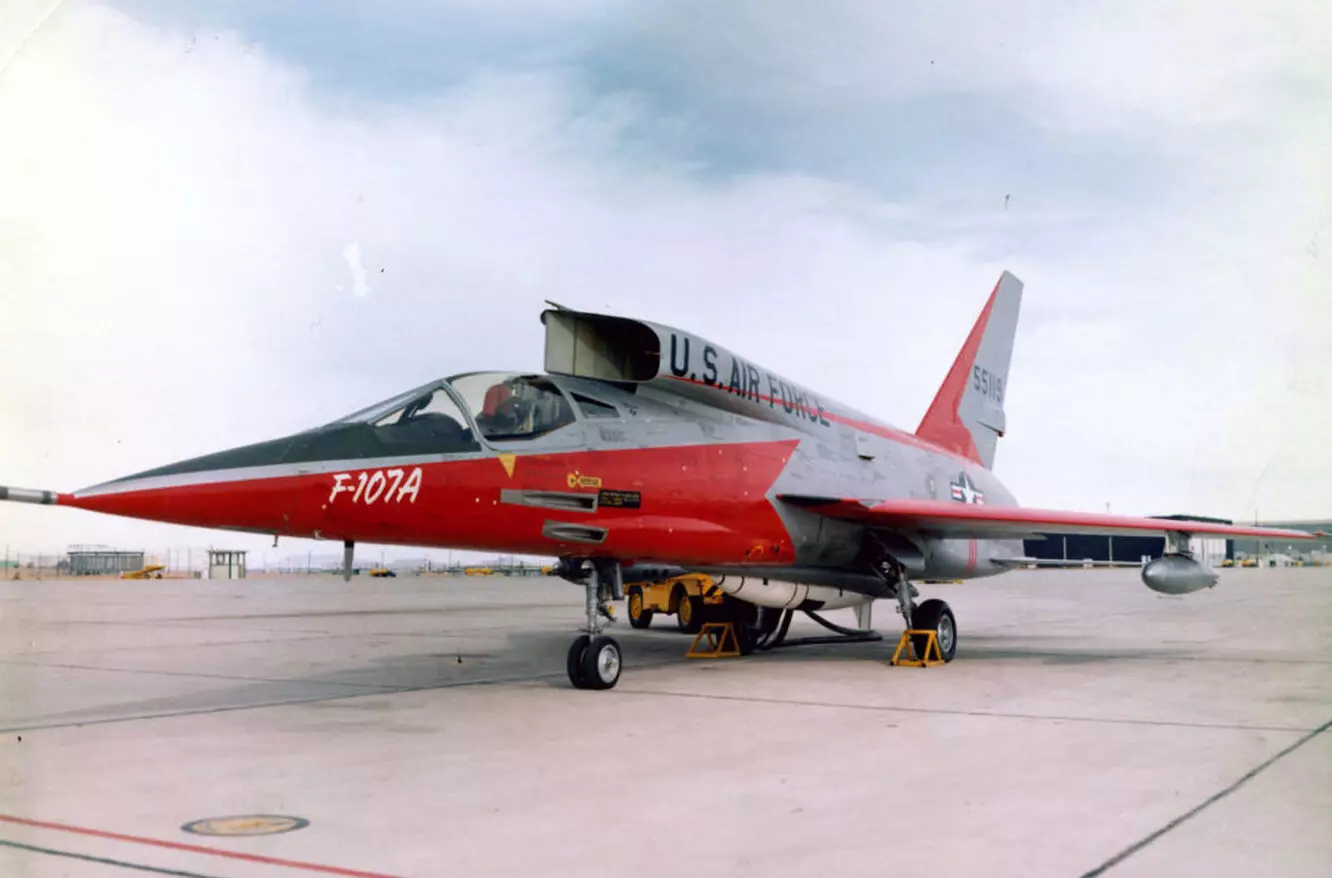 North American F-107, 1956. De Amerikaanske loftmacht hie in grutte jachtbommenwerper nedich dy't by steat wie om nukleêre projektilen te dragen, en de F-107 wie ien fan de meast súksesfolle farianten basearre op de F-100. De tests wiene suksesfol, mar it leger keas foar de konkurrearjende F-105 Thunderchief.