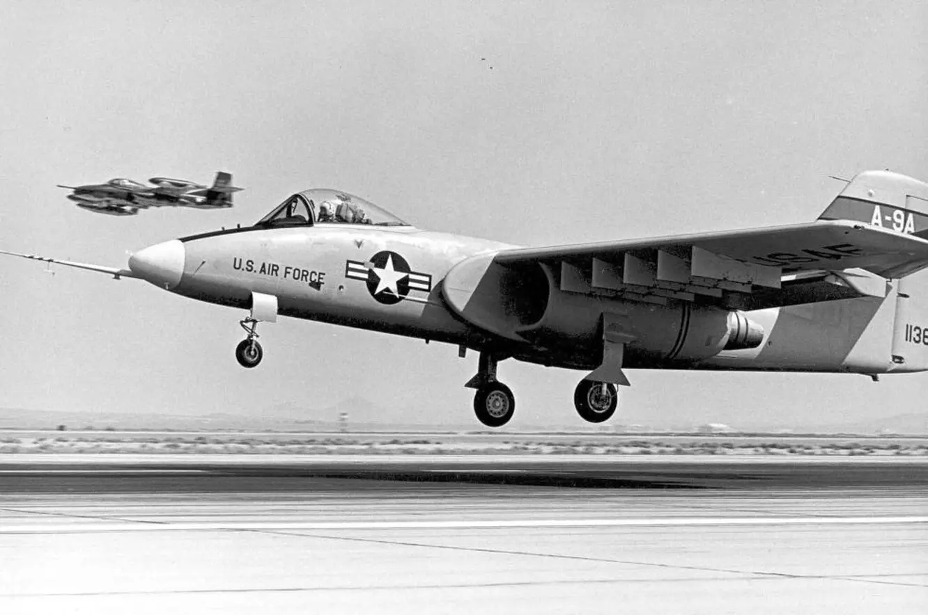 Northrop YA-9, 1972. Izstrādāts kā viegls lidaparāts – vienkāršs, lēts un spēj pārvadāt 30 mm Gatling lielgabalu. Sacentās ar slaveno Fairchild A-10 iznīcinātāju. Lai gan YA-9 pilnībā atbilda visām prasībām, to vajadzēja nedaudz pārveidot, un A-10 uzreiz bija gatavs ražošanai.