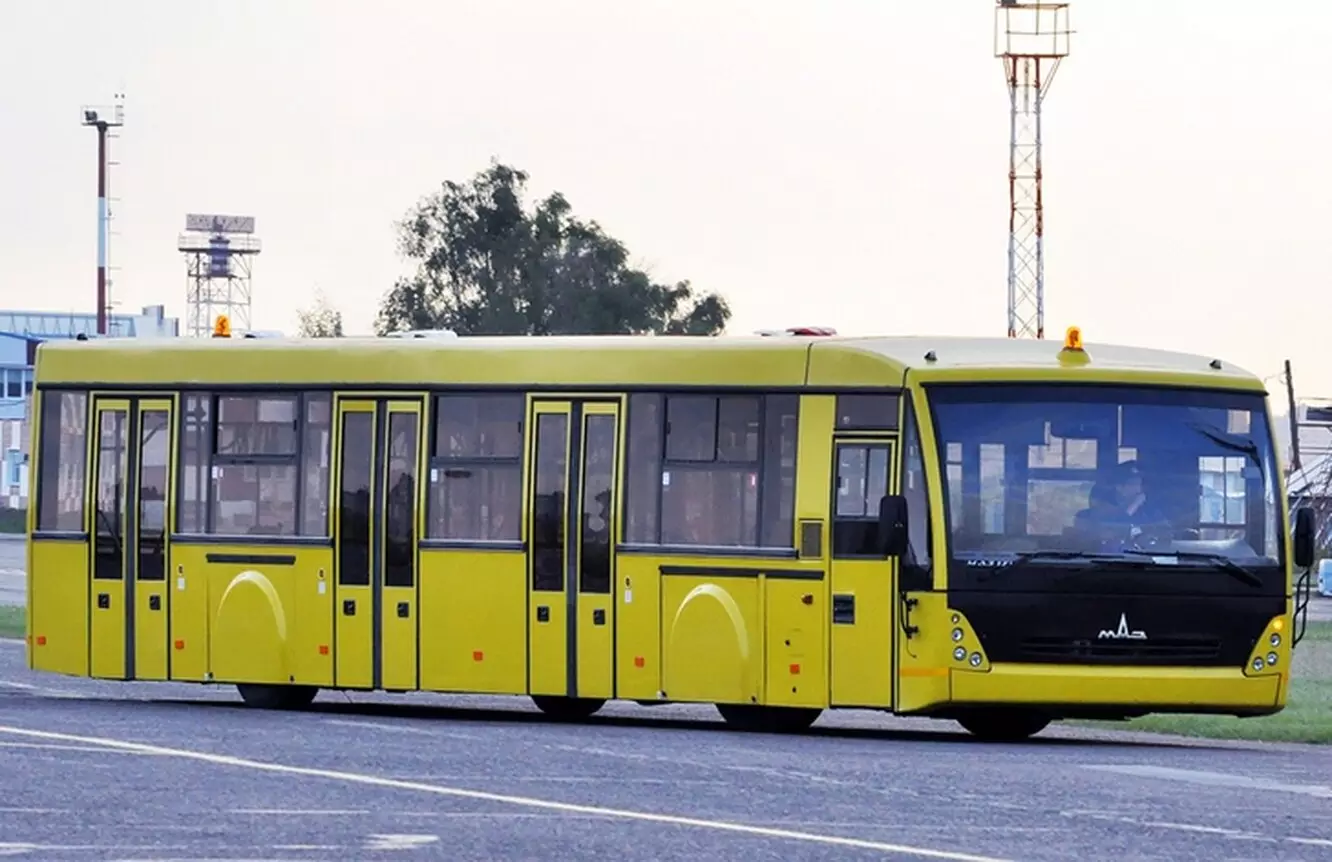 MAZ (Minsk, Bielorussia). Lo stabilimento automobilistico di Minsk è stato fondato nel 1944 ed è uno dei maggiori produttori di tutti i tipi di camion nella CSI, nonché di autobus per vari scopi. La linea dello stabilimento automobilistico di Minsk ha un autobus MAZ-171, progettato per 122 persone. È stato prodotto dal 2007 ed è ampiamente utilizzato negli aeroporti della CSI: Minsk, Salekhard, Vladivostok, Anapa, Omsk, Yakutsk e così via.