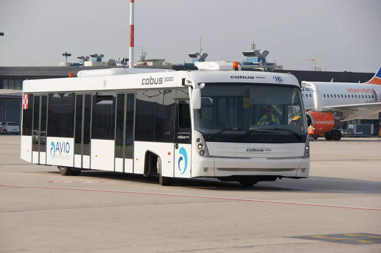 Cobus (Wiesbaden, Germania). Forse il marchio di autobus aeroportuali più diffuso al mondo con uffici di rappresentanza in tutti i paesi del mondo. Ed è difficile trovare uno stato in cui non ci sarebbe almeno un Kobus almeno in un aeroporto. L'azienda Cobus, fondata nel 1978, è unica in quanto produce solo grembiuli e nient'altro: nella linea ci sono ben 7 modelli, nessun altro ce l'ha. L'ammiraglia della scaletta è l'autobus Cobus 3000 (nella foto), progettato per 110 passeggeri.