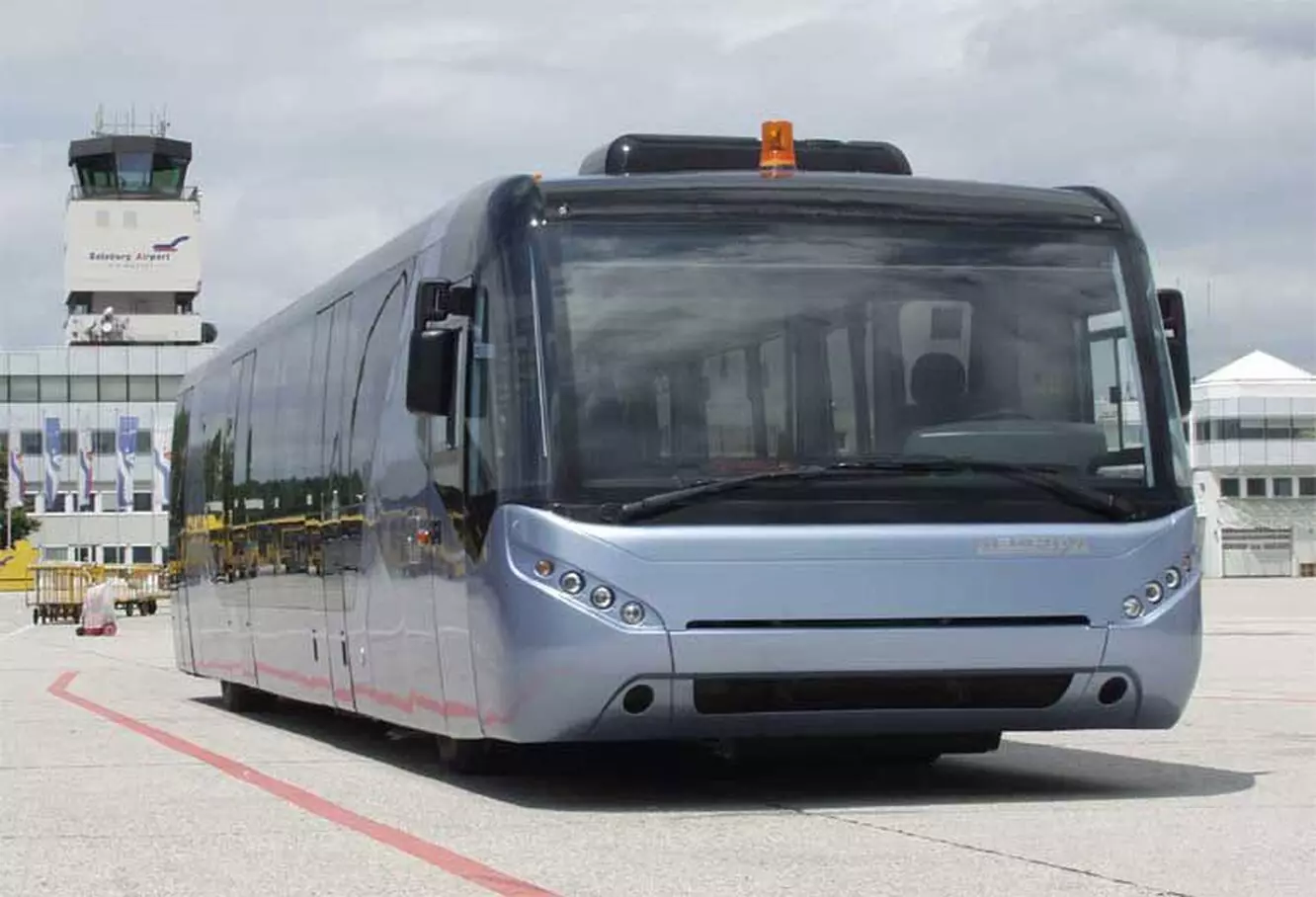 Neoplan (Stuttgart, Deutschland). Ein Tochterunternehmen von MAN, das 1935 gegründet wurde und seitdem Busse herstellt. Bis 2009 war Neoplan einer der weltweit führenden Hersteller von Schürzenmaschinen, verkaufte dann aber die gesamte Linie an eine andere Marke. Trotzdem werden wir Neoplan in diese Liste aufnehmen, da Dutzende oder sogar Hunderte von Neoplan Airlinern mit Vorfeld auf Flughäfen auf der ganzen Welt verkehren. Das Bild zeigt Neoplan Airliner NM9012 (2004) mit einer Kapazität von 112 Personen. Die größte NM9022L bot Platz für bis zu 156 Passagiere.