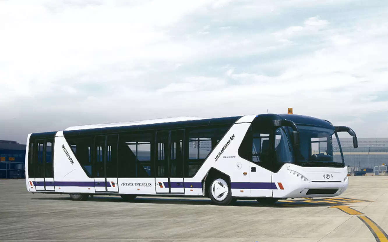 Nwa okorobịa (Jinhua, China). N'ezie, nke a bụ ụzọ ọzọ nke Neoplan. Nke mbụ, a zụtara ika ahụ site na Vision, mana ọ kwụsịrị na 2014, ndị China zụtara teknụzụ mmepụta ụgbọ ala niile site na ụlọ ọrụ ụgbọ ala Youngman na-eto eto, hiwere na 2001. Ya mere, ụgbọ ala ọdụ ụgbọ elu Youngman JNP6140 (nke dị na foto) nwere ikike nke mmadụ 129 agbakwunyere na ụgbọ ala na gwongworo.