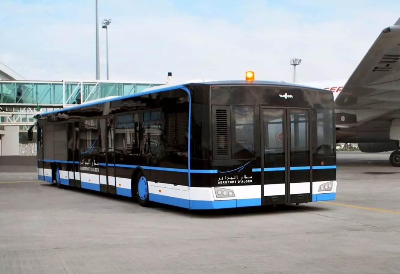 Van Hool (Lier, Belgien). Einer der bekanntesten europäischen Busbauer, sowohl auf eigenen Fahrgestellen als auch auf Fahrgestellen anderer Hersteller. Stellt auch Trolleybusse und Sattelanhänger her. Als solche sind keine Vorfeldbusse im Programm, können aber auf Sonderbestellung bezogen werden. Das Bild zeigt zum Beispiel einen Van Hool AP2375, der 2012 vom Flughafen Algier bestellt wurde. Insgesamt wurden drei solcher Maschinen hergestellt. Dies ist der weltweit größte (offizieller Rekord) Vorfeldbus mit einer Kapazität von 160 Personen.