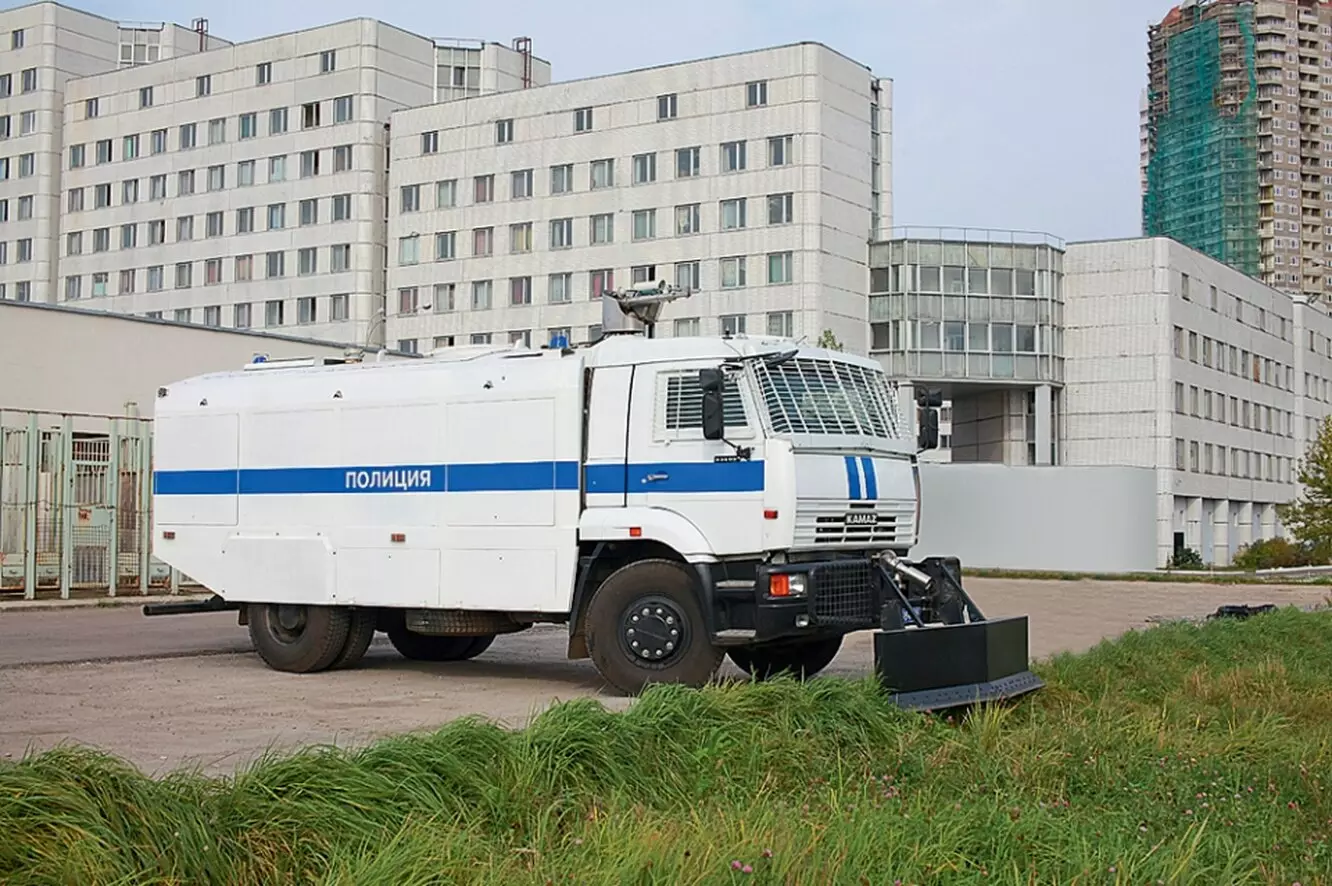 KAMAZ-536053 „Burza” (Rosja). Jest produkowany w bazie „KAMAZ” w zakładzie strażackim i specjalnym w Wargaszyńskim. Najnowocześniejsza rosyjska armatka wodna, dostarczana do oddziałów OMON na specjalne zamówienia. Również w asortymencie produkcyjnym Vargashes znajduje się mocniejsza i cięższa armata wodna „Avalanche-Hurricane” na podwoziu Ural-532362.