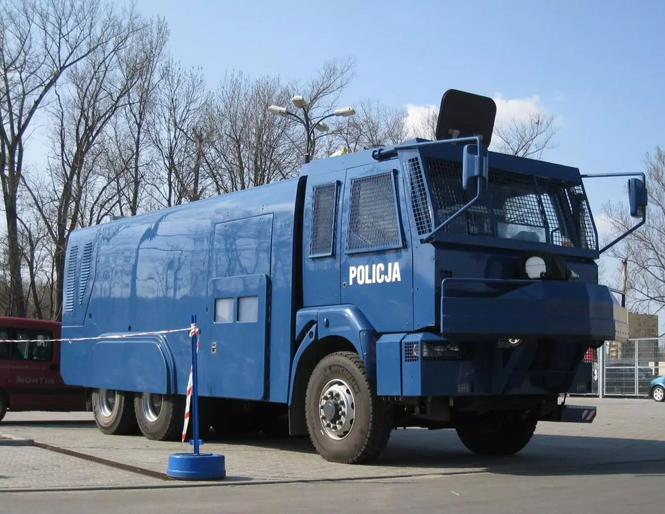 Tajfun III na podwoziu Scania R420 EHZ (Polska). W Polsce armatki wodne na podwoziach Scanii i Renault produkuje Wawrzaszek ISS z miasta Bielsko-Biała. Trzecia generacja Typhoona to najnowsze osiągnięcie firmy.