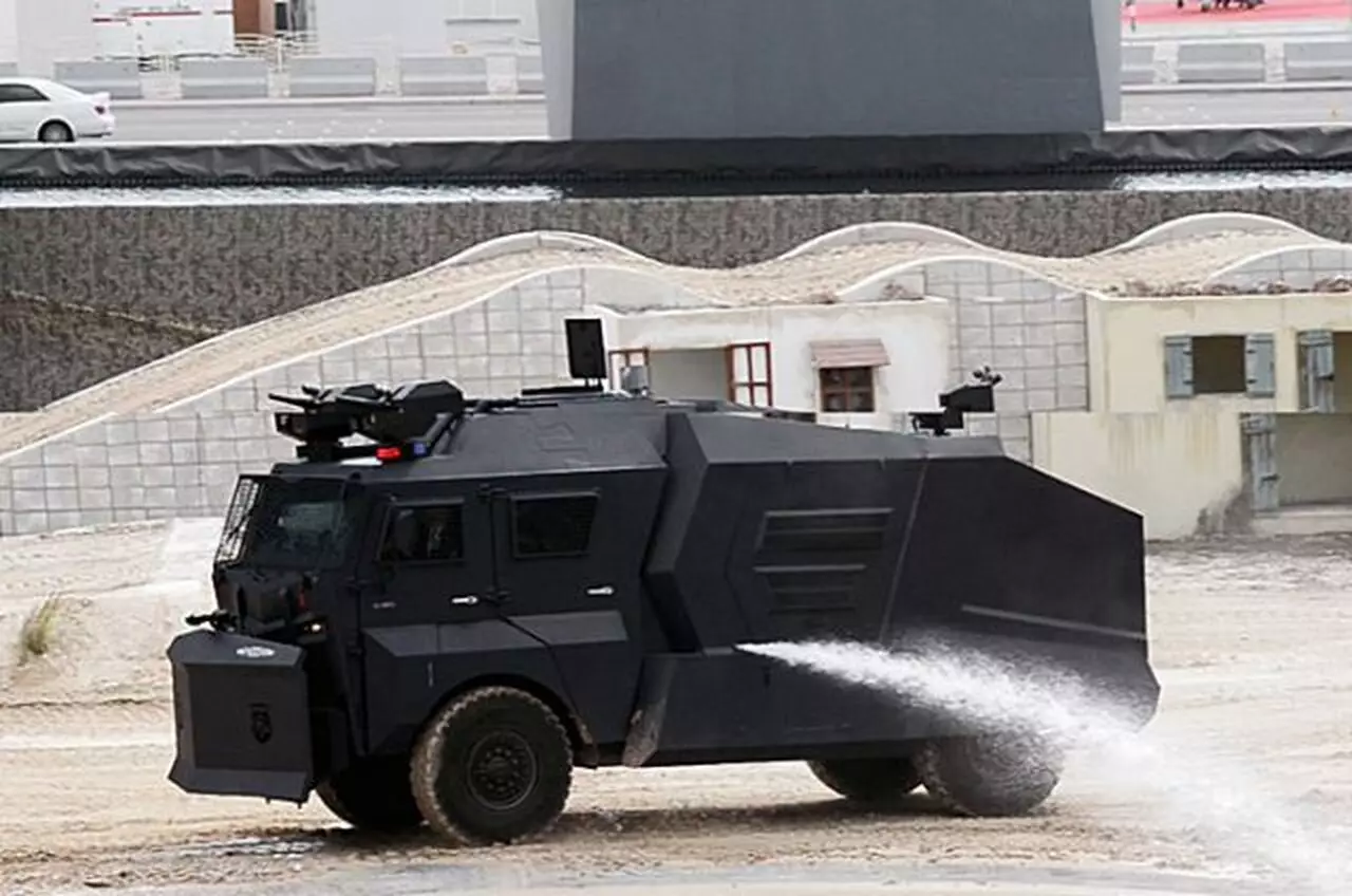 Predator (Vereinigte Arabische Emirate). Serienwasserwerfer, hergestellt vom Hersteller von Militärausrüstung Streit Group. Verfügt über ein futuristisches Design.