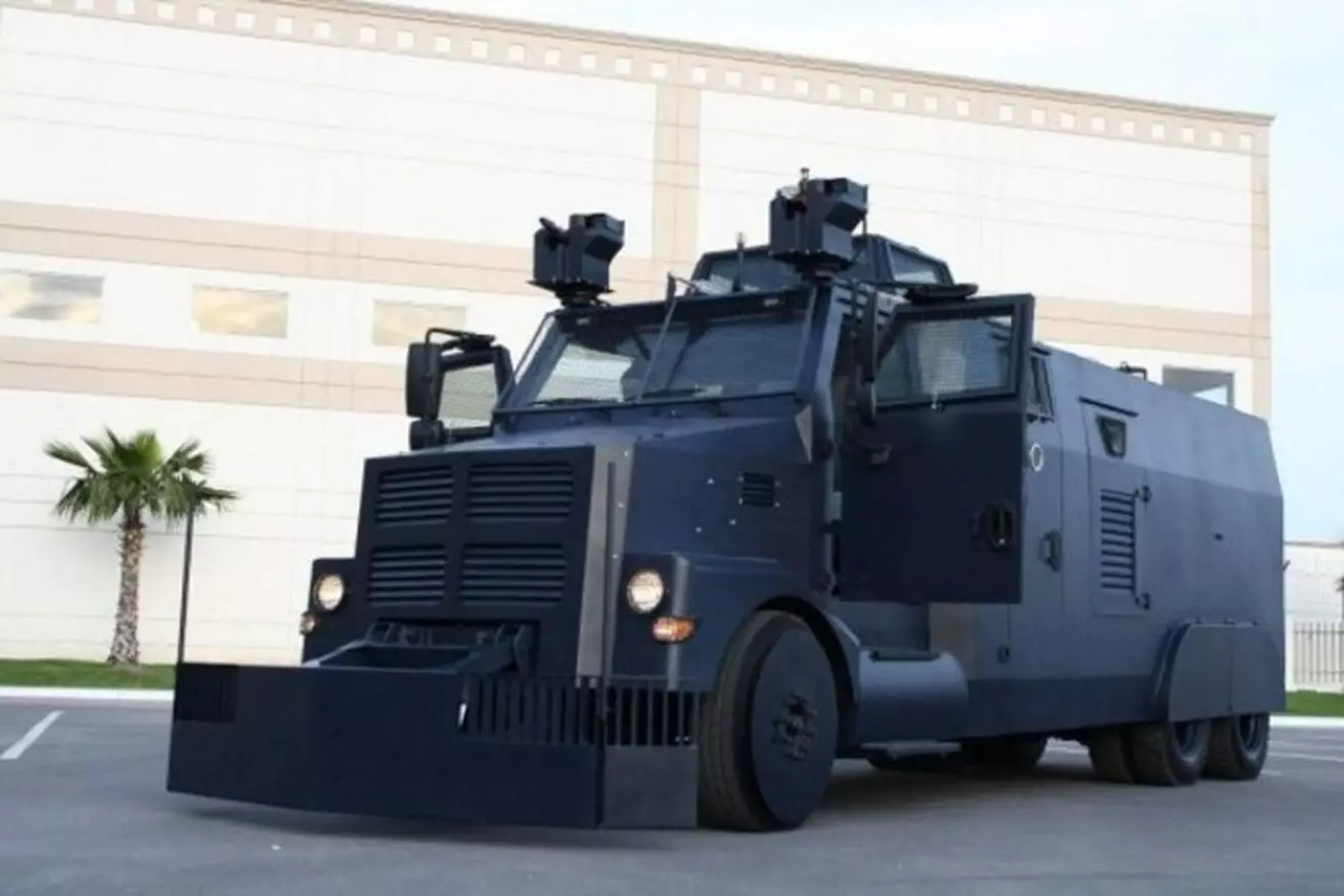 Großer Bär (Frankreich). Wasserwerfer der Carat Security Group, einem bekannten Hersteller von Militärausrüstung.