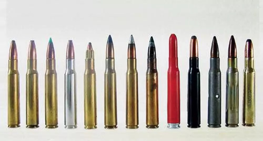 Kematian Kaleng: 13 kartrid Mauser kaliber 7.92x57 dengan berbagai peluru. Dari kiri ke kanan: reguler, ekspansif, pelacak, ekspansif, pengurangan daya, penusuk lapis baja, inti baja, pelacak berinti baja, kartrid pelatihan, semi-selubung, kartrid pelatihan, kartrid konvensional gaya lama, semi-selubung