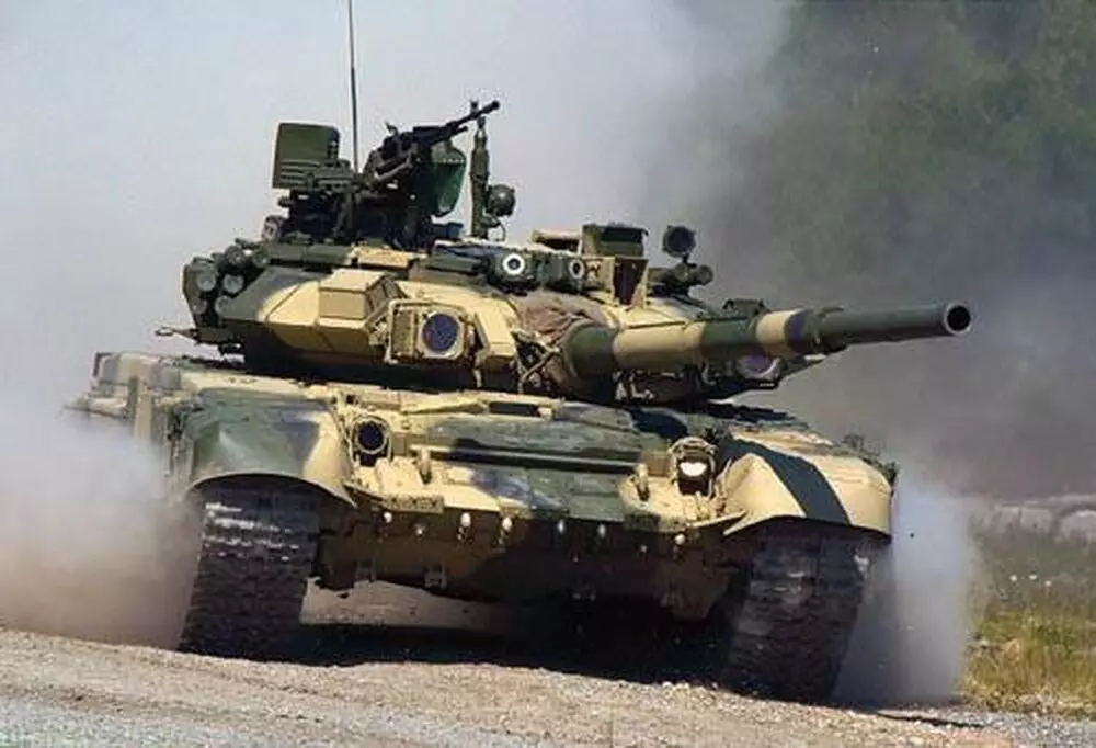 Ang tangke ng T-90S ay nilagyan na ngayon ng mga guided projectiles. Sa hinaharap, marahil, pagwawasto