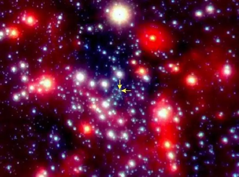 我們銀河系的最中心：一個超大質量黑洞（約 200 萬個太陽質量），周圍環繞著由大恒星組成的“花環”