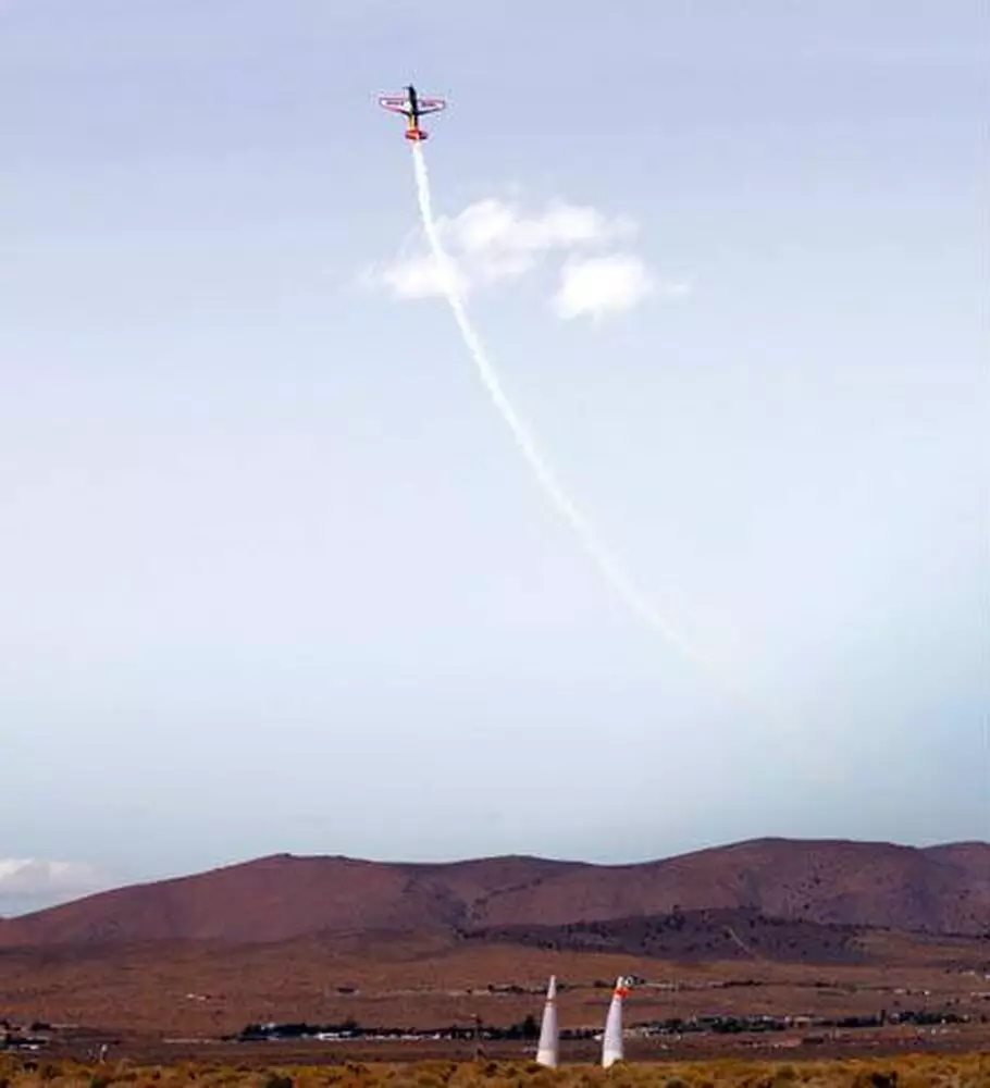 Amerika'nın ilk akrobatik hava yarışları şampiyonasından pilotlar, burada gösterilen yükselen tomurcuk da dahil olmak üzere, kesin doğruluk ve ustaca akrobasi sergileyerek beş hedefli bir parkurda yarıştı