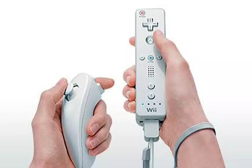 Allt er í okkar höndum: Byltingarkenndi Nintendo Wii stýripinninn gerir hreyfingar leikmannsins algjörlega eðlilegar