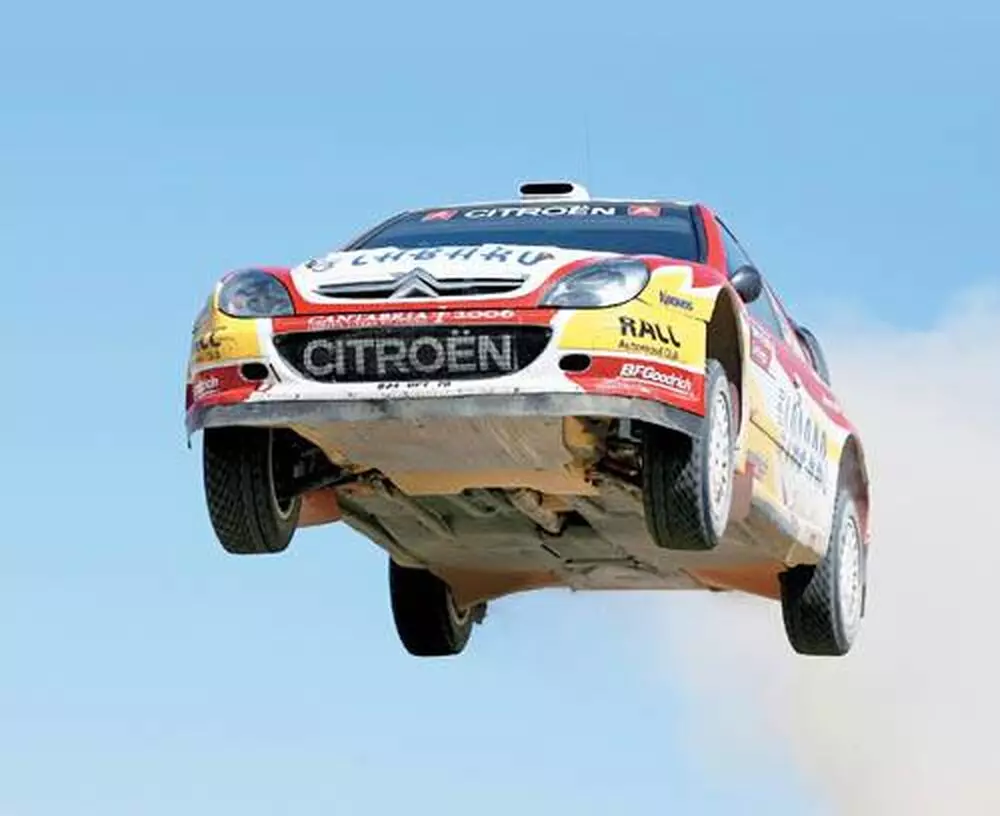 "In het WRC springen auto's heel goed, omdat ze een ideale gewichtsverdeling over de assen hebben, 50x50", zegt Gennady Broslavsky, "wij, in groep nr. 2, waar auto's praktisch serieel moeten blijven, moeten toveren met ballast en instellingen."