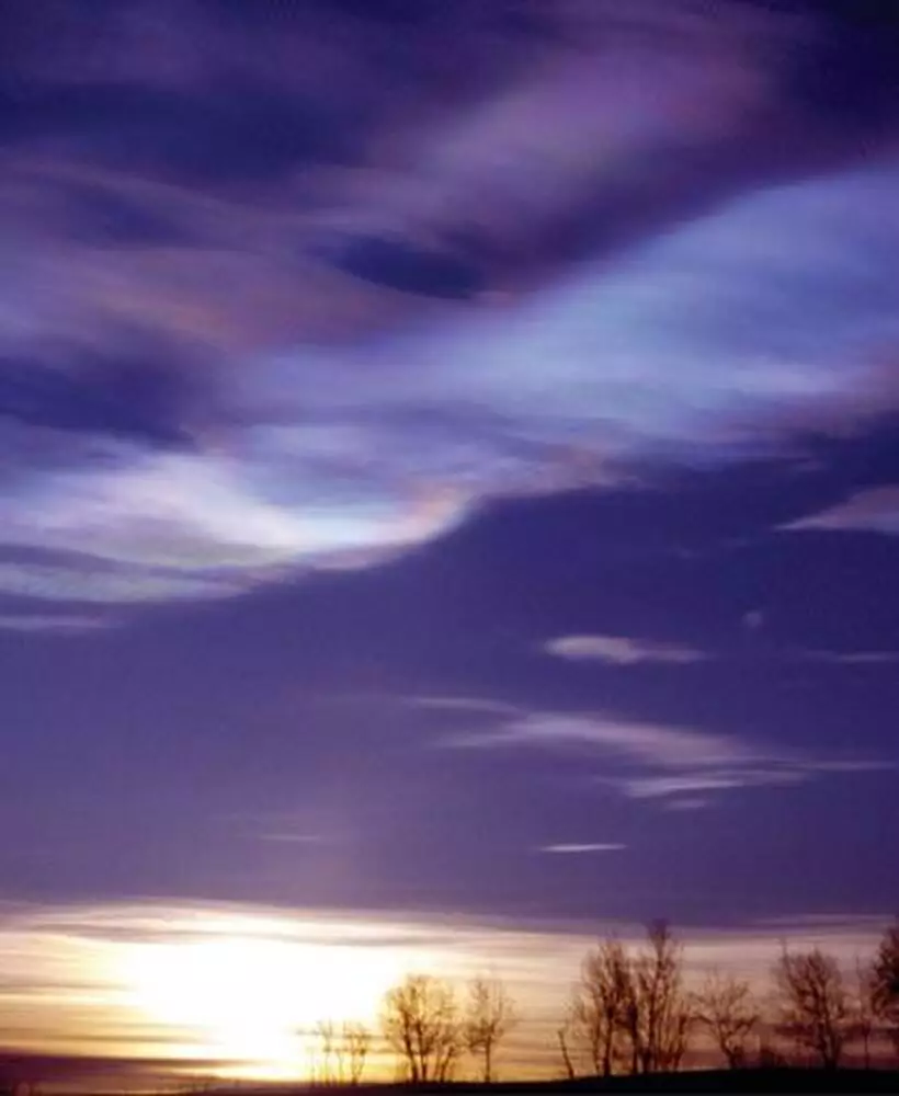 Humigit-kumulang 90% ng atmospheric ozone ay puro sa ozone layer; ang bulk nito ay matatagpuan sa taas na 15 km. Sa halos parehong taas, nabuo ang magandang mother-of-pearl beauty