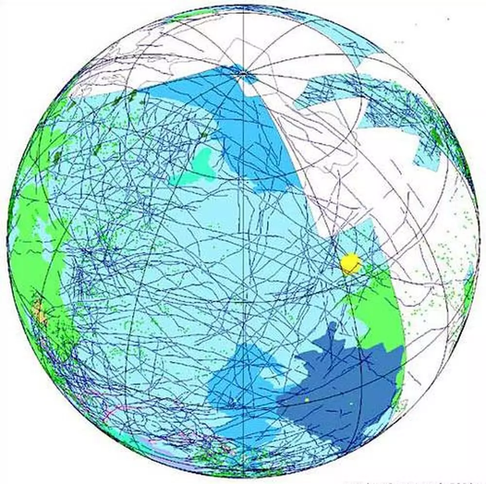 Mapa Europy (księżyc Jowisza): płaskowyże na niebiesko, chaotyczny nieuporządkowany krajobraz na zielono, kratery po meteorytach na żółto. Niebieskie linie odpowiadają skalistym grzbietom