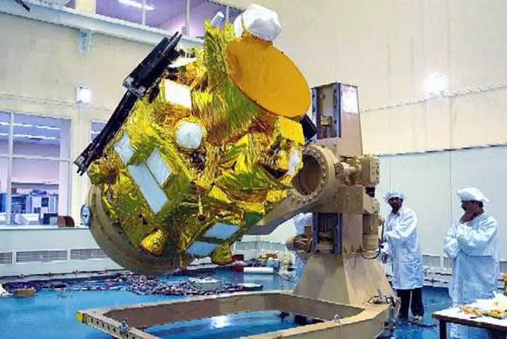 India bestormt de markt voor ruimtegeodesie: afbeeldingen van de Cartosat-2-satelliet worden gepresenteerd (de satelliet ondergaat grondtests op de foto)