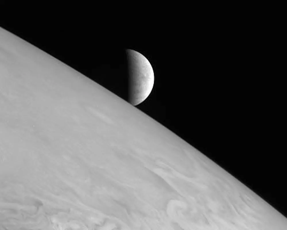 Europa nce saum Jupiter huab cua huab cua