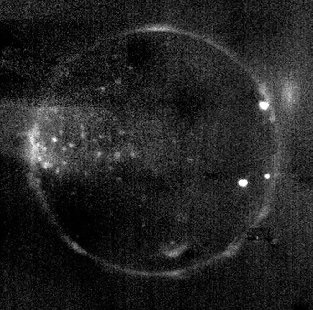 Nemierīga nakts uz Io: spilgti izceļas vulkānu uzliesmojumi un polārblāzmas, ko rada Jupitera magnetosfēra, bombardējot Mēness atmosfēru