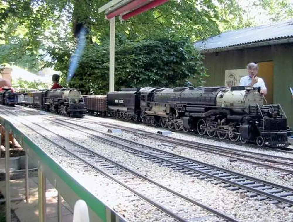 La locomotive Big Boy est peut-être le représentant le plus frappant de l'industrie américaine des locomotives. Le modèle pesant environ 180 kg est fabriqué à la plus grande échelle 1:11,3. Le coût de ces locomotives atteint 70 000 $ et est produit en série unique en précommande.